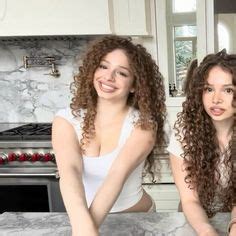 Pomysły z tablicy 𝓔𝓵𝓲 𝓚𝓪𝓵𝓸𝓰𝓮𝓻𝓪𝓼: 9 | brunetki, włosy, stylowe stroje