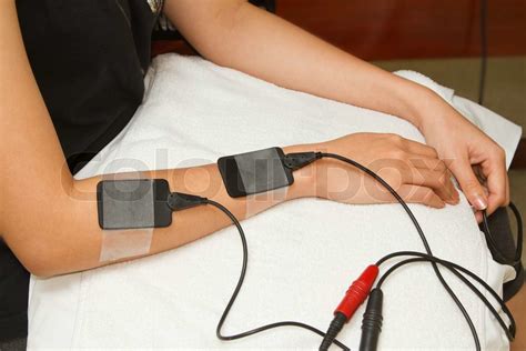Elektrische Stimulation Unterarm, Physiotherapeuten helfen Frau mit ...