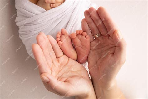 Ноги пальчики ступни и пяточки новорожденного руками родителей папа ...