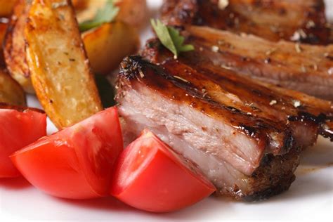 Свиные ребрышки с картошкой на сковороде – простой и вкусный рецепт ...