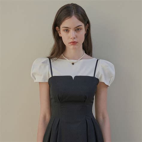 Sandersonia T-shirt(4color) - 감도 깊은 취향 셀렉트샵 29CM