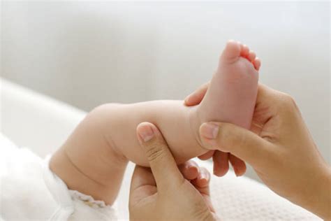 Cara Memijat Bayi yang Benar Beserta Manfaatnya