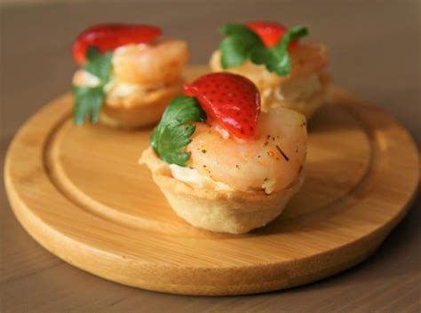 Тарталетка с креветкой, творожным сыром и клубникой (от 10 шт).