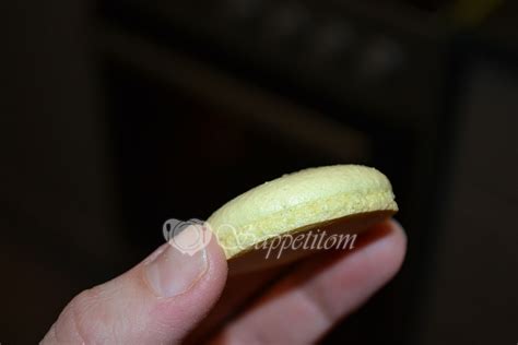 Пирожное Макарон (Macaron) манговый