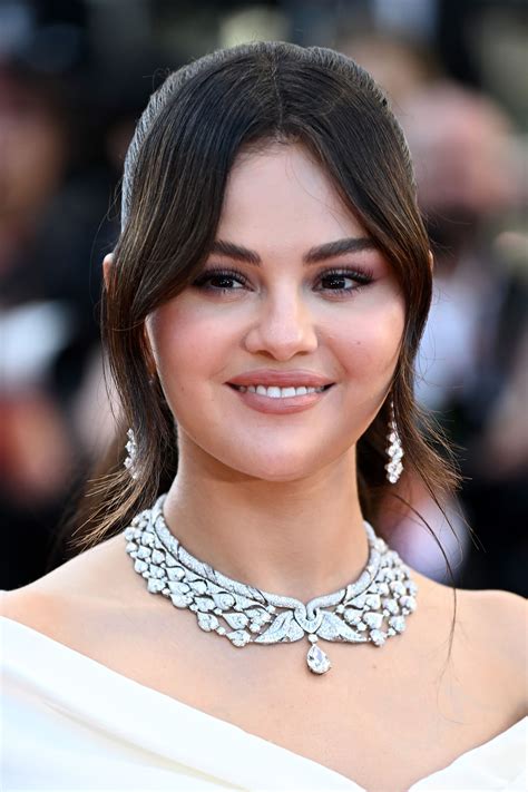 Selena Gomez se destaca no tapete vermelho de Cannes - Fashion à Porter
