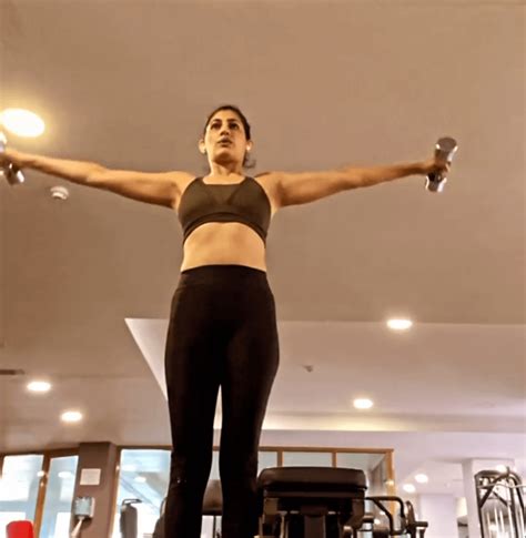 Chocolaty fleshy sweaty armpits of Kubra Sait : r/bollyarm