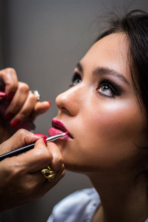 Tips For Choosing The Perfect Gloss For Your Lips - The Socialite's Closet