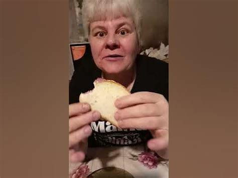 Бабушка ест горячий бутерброд - YouTube