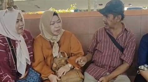 Viral! Emak-emak Temukan Mantan Guru SD yang Mengamen di Terminal Tawang Alun Jember