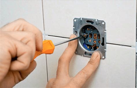 Как посадить на место новую розетку на короткие провода