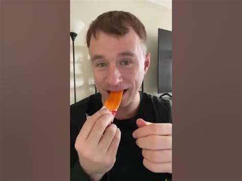 Пробуем конфеты из детства, которые красят язык. - YouTube