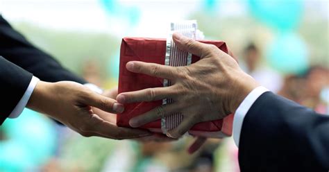 Майстерня "Чарівні подарунки": Подарунок та особливості дарування у ...