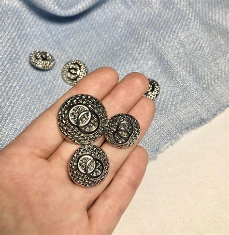 Пуговицы в стиле Chanel серебро – купить на Ярмарке Мастеров – QBF8KRU ...