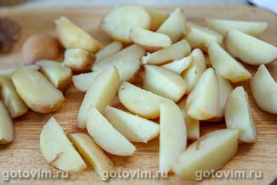 Молодой картофель с чесноком и зеленью в ароматном сливочном масле ...