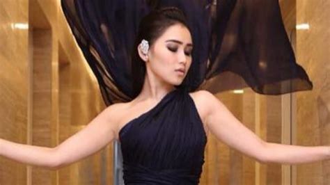 Foto Pamer Foto Seksi, Bagian Tubuh Ayu Ting Ting jadi Sorotan