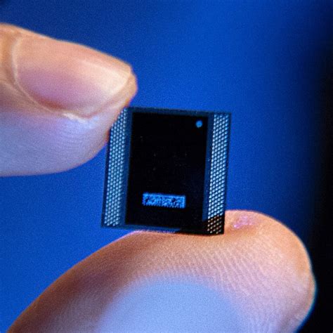 Размером с ноготь. Intel показала свой самый необычный процессор