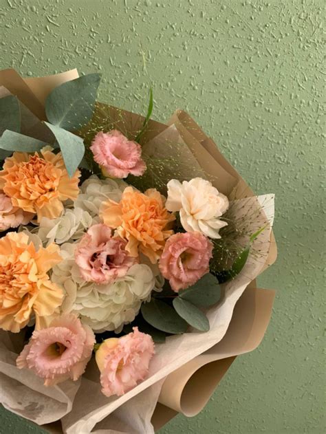 Букет из гортензий, эустом, диантусов «Соленая карамель»