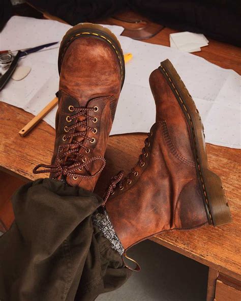 1460 Pascal Waxed Full Grain Leather Lace Up Boots | Dr. Martens