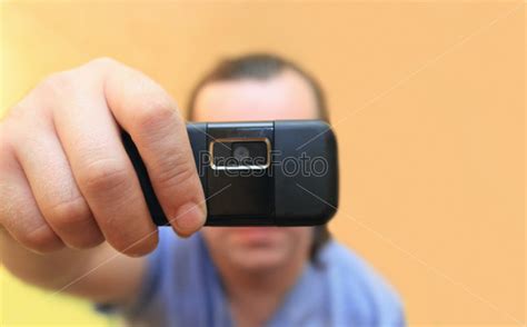 Фотография на тему Человек фотографирует на мобильный телефон, крупный ...