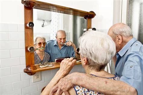 Пожилой возраст и гигиена: советы близким - Senior Group