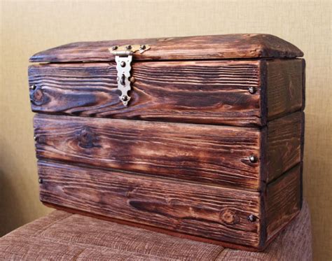 Красивые сундуки из дерева