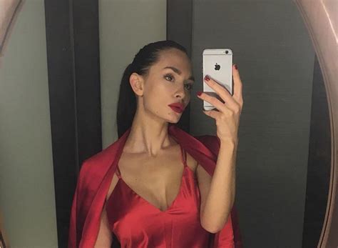 Рози е модел от Албиона, който обича костюмарите /18+/