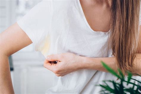 Как отстирать пятна от пота на одежде: 5 способов - Со Вкусом