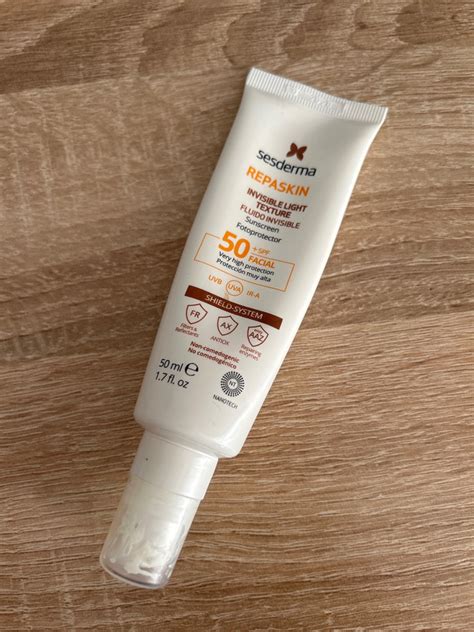 Средство солнцезащитное сверхлегкое для лица Sesderma Repaskin ...