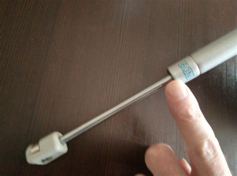 Не распахивается дверца шкафа. Газлифт не ремонтируют, но заменить его ...