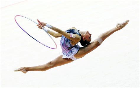 Гимнастка с обручем, в полёте. Gymnastics Events, Gymnastics Leos ...