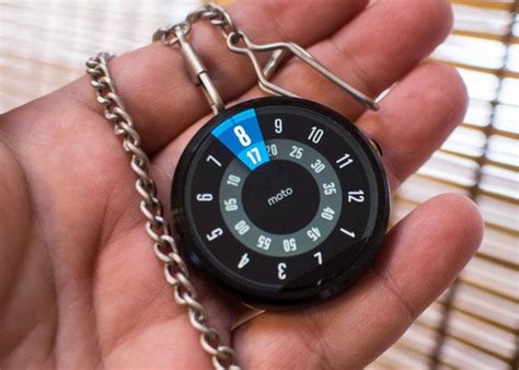 Moto 360 модифицировали в карманные смарт-часы (3 фото)