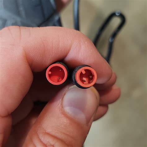 How can you know the difference in Julet plugs for headlights? Left is ...