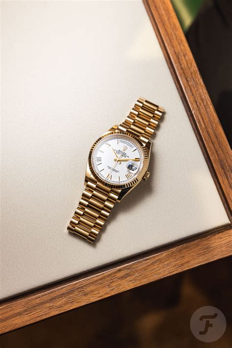 Rolex Day-Date с белым циферблатом и деконструированными римскими ...