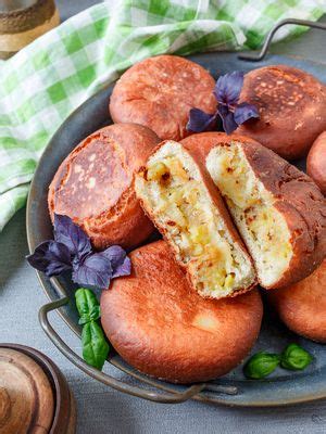 Рецепт жареных пирожков с картошкой и луком с фото пошагово на Вкусном ...
