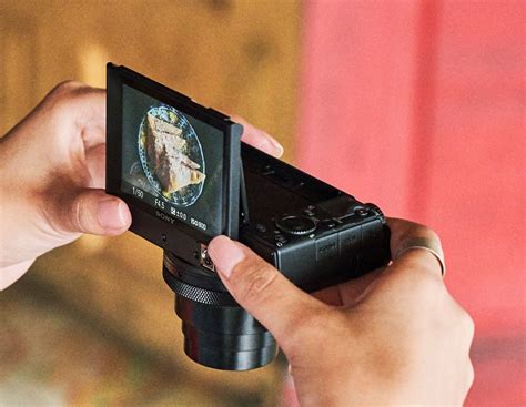 Камера Sony Cyber-shot DSC-RX100 VII осуществляет фотосъёмку со ...